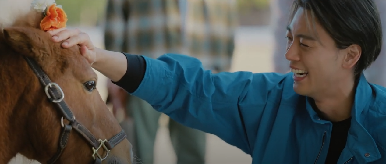 竹内涼真 競馬場に登場！CMサイン『ピクニック』篇【2025】 | JRA競馬ナンデもサイト